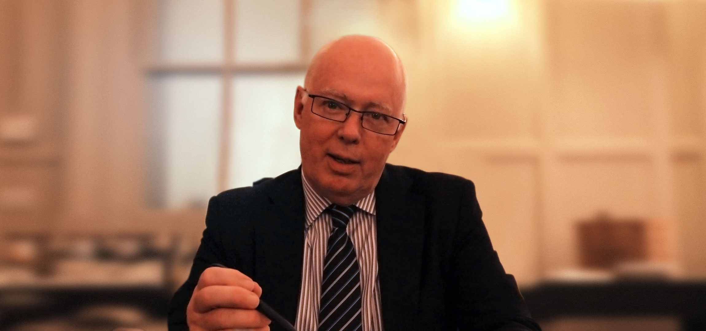 patrick-tisch-wider - Patrick Nally